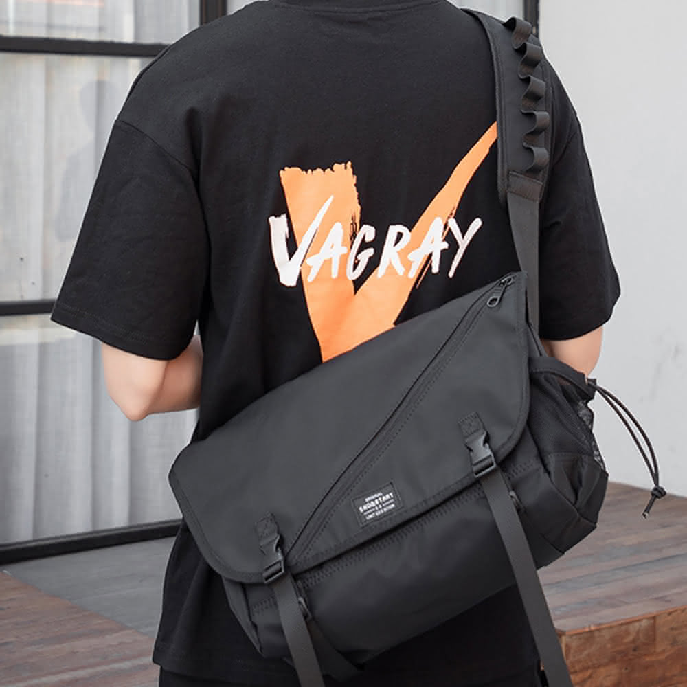 【MoonDy】郵差包 筆電包 斜背包 男生包包 大包包 大容量包包 旅行包 健身包 防水包包 郵差包男