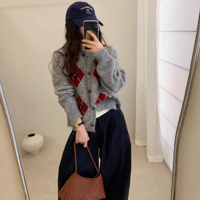 PEZK優選 圓領菱格毛衣外套女秋冬高級感開衫慵懶風時尚上衣G1485